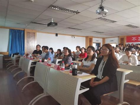 新闻与传播学院举办“走近传媒 新闻学专业媒体认知实习汇报会” 新闻与传播学院