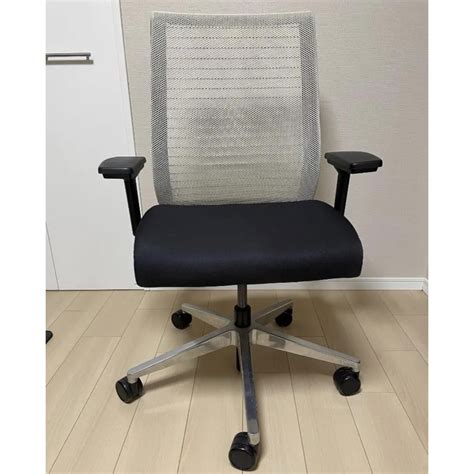 パンチホールカメラ Steelcaseスチールケース Thinkシンク チェア