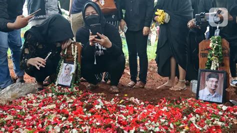 Bingkai Foto Vanessa Angel Di Makam Hilang ShowBiz Liputan6