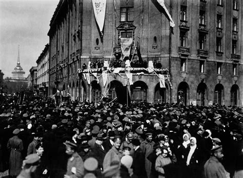 Фото Первое мая в Петрограде У гостиницы «Астория 1 мая 1917 г Петроград История России