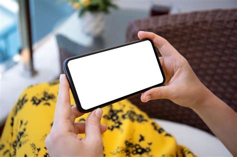 고립 된 화면으로 전화를 들고 노란색 드레스에 여성의 손 Brand Name Smart Phone에 대한 스톡 사진 및 기타