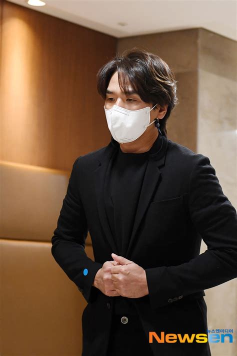 김태훈 故 이태원 태흥영화사 전 대표 조문 마치고 포토엔hd 손에 잡히는 뉴스 눈에 보이는 뉴스 뉴스엔