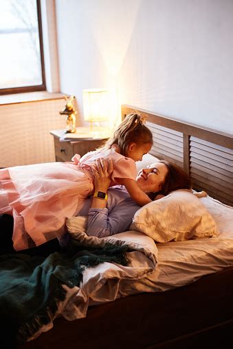 작은 백인 소녀는 어머니와 함께 즐겁습니다 행복한 가족 크리스마스 개념 2명에 대한 스톡 사진 및 기타 이미지 2명 30