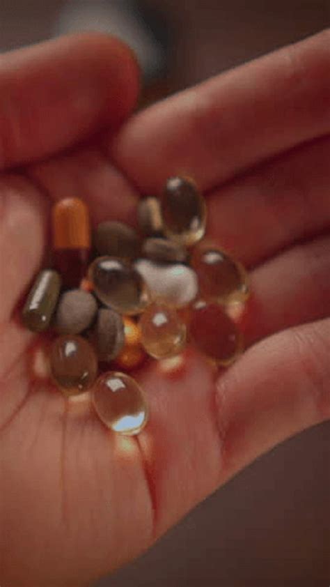 「クローズアップ縦長屋内で錠剤を入れた容器を用いたサプリメントや錠剤の散布をポートレートモードでリアルタイム動画」の動画素材（ロイヤリティ