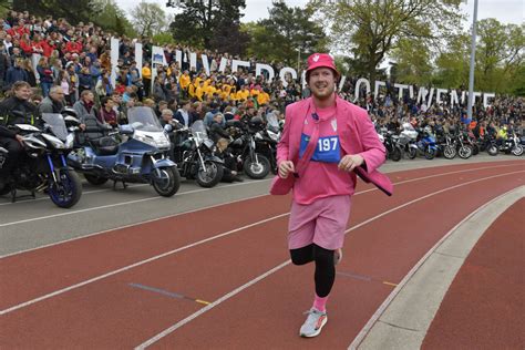 ‘de Charme Van De Bata Om 2 Uur S Nachts Koukleumen In Een Weiland
