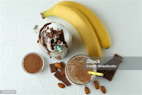 화이트 텍스처 테이블에 초콜릿 밀크 쉐이크와 바나나와 맛있는 음식의 개념 0명에 대한 스톡 사진 및 기타 이미지 0명 과일