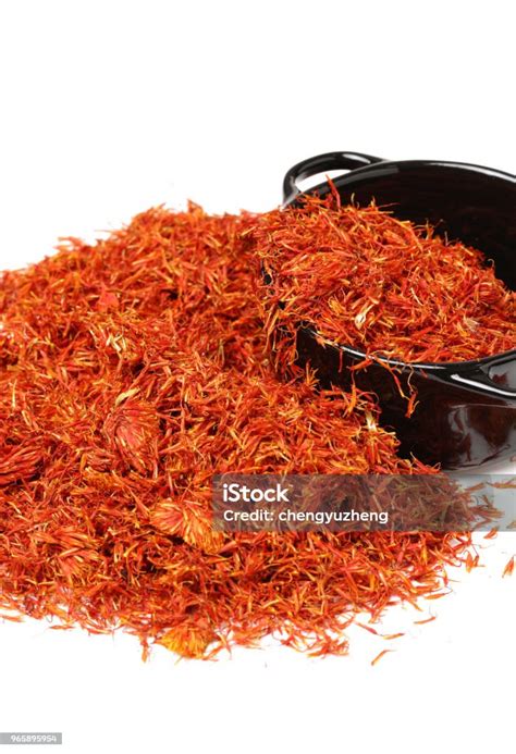 이국적인 빨간 뜨거운 향미료 사프란 착 색 음식 배경입니다 격리 검은 배경에 사프란 향신료를 건조 원시 유기 암 꽃 술 가루 사프란 테이블에 흩어져 있습니다 붉은 사프란