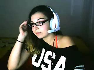 Une streameuse Twitch se déshabille et montre sa chatte xHamster