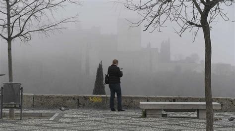 La niebla que ha cubierto Granada este miércoles en imágenes