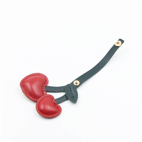 New Cute 3d Peach Heart Cherry Cherry Cherry Car Key Chains Red Pink Love Versatile Bag Pendant
