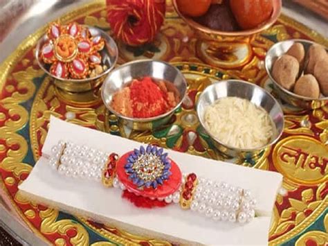 Raksha Bandhan 2023 रक्षाबंधन करताना औक्षणाच्या ताटात ठेवा या 8