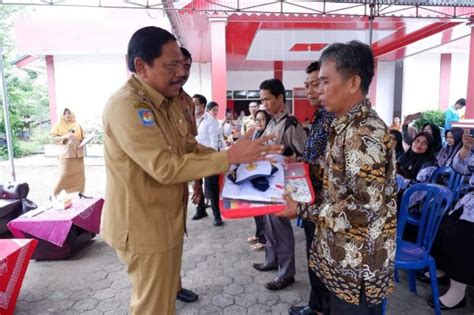 Bupati BU Salurkan Seragam Dan Peralatan Belajar Siswa I Tingkat SD Dan