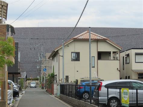 奈良県の住宅街にそびえ立つ巨大な壁 謎の壁の正体について考察大喜利する声が続出 巨人が進撃してきそうな壁の正体とは LIMO