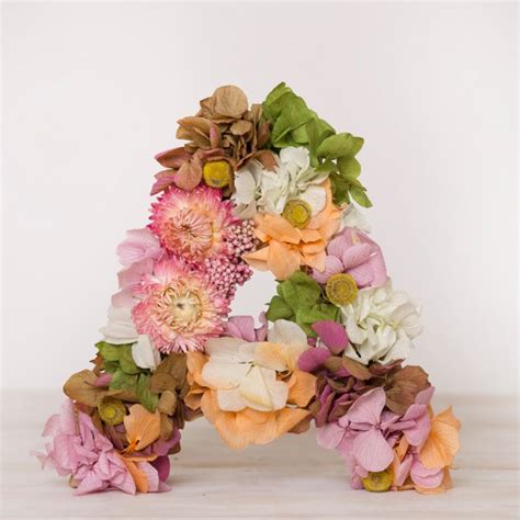 Letra Decorada Con Flor Seca Y Preservada En Rosa Trencadissa Art Floral