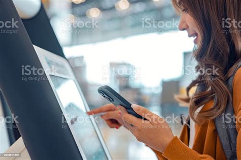 공항 터미널에서 셀프 체크인 기계를 사용하는 아시아 여성의 손을 닫고 탑승권을 얻고 공항의 기술 관광 여행 여행 개념 키오스크에