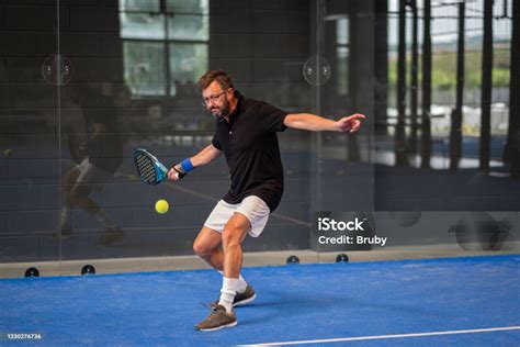 파란 잔디 파델 코트에서 파델을 연주하는 남자 실내 젊은 스포티 한 소년 파델 선수가 라켓으로 공을 치는 파델에 대한 스톡 사진 및 기타 이미지 Istock
