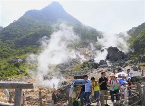 箱根神社依山傍水植被茂密阳光下色彩斑斓煞是好看