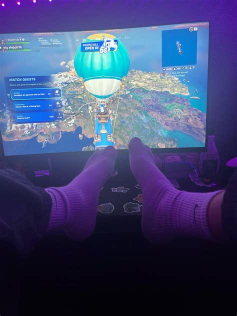 Who Wants To Video Call And Worship My Soles While I Play Games R