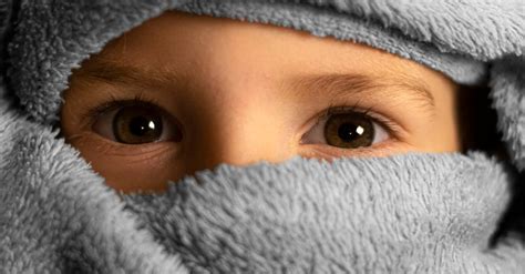 가벼운 가정 다운 가정 생활 가정의 갈색 눈 고요한 귀여운 껴안다 내부 높은 각도 누워 있는 눈 눈맞춤 눈을 감다 달콤한 담요 따뜻한 따뜻한