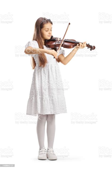 바이올린을 연주하는 흰색 드레스를 입은 소녀의 전체 길이 초상화 8 9 살에 대한 스톡 사진 및 기타 이미지 8 9 살 Classical Concert 놀기 Istock