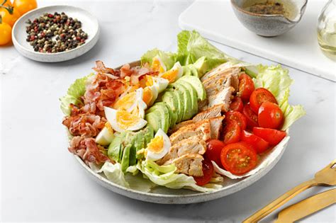 베이컨 아보카도 토마토 구운 닭고기 흰색 배경에 분리 된 계란을 곁들인 콥 샐러드 미국 샐러드 건강 식품 코브 샐러드에 대한