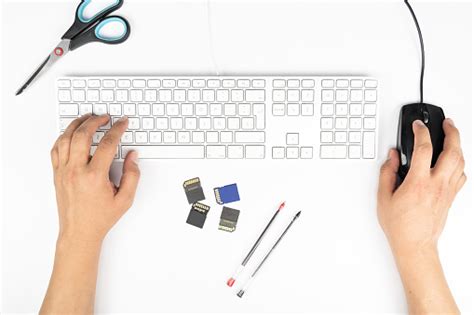 블로그를 작성 하는 노트북 남자 집에서 작업 키보드에 입력합니다 프로그래머 또는 컴퓨터 해커 경영자에 대한 스톡 사진 및 기타 이미지 Istock