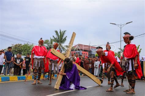 Cross Road Tablo Process In Manokwari Antara Foto