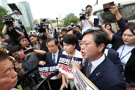 용산 찾은 野 탄핵 청문회 출석 요구 중 경찰과 충돌대통령실 수령 거부