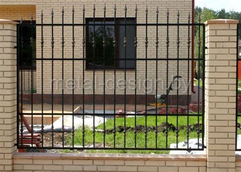 Сварной забор на кирпичных столбах