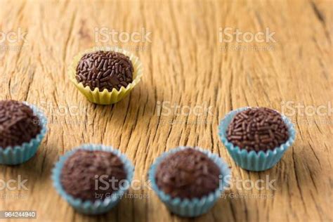 Brigadeiro는 브라질에서 초콜릿 트 러 플입니다 코코아 그리고 초콜렛의 뿌리입니다 어린이 생일 파티 달콤한 선택적