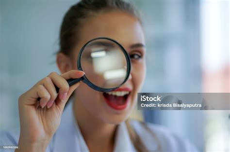 보호 안경을 쓰고 실험실에서 일하는 실험실 흰색 가운을 입은 백인 과학자 Stem 주제에 대한 스톡 사진 및 기타 이미지 Stem 주제 건강 진단 건강관리와 의술