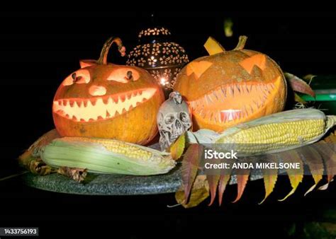 웃는 호박과 할로윈 액세서리 옥수수 속대 두개골 및 등불 새겨진 호박이있는 할로윈 구성 가을에 대한 스톡 사진 및 기타 이미지 Istock