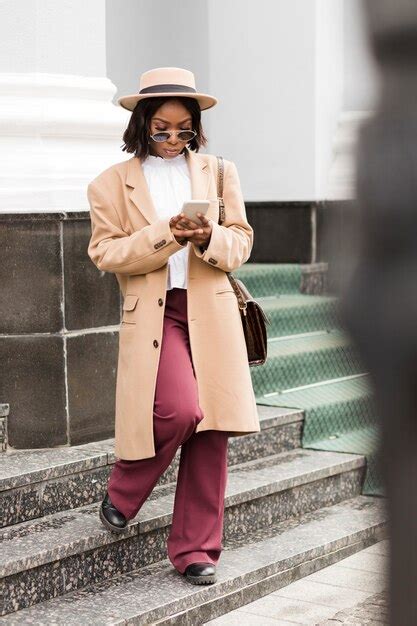 Moda mulher olhando em seu telefone Foto Grátis