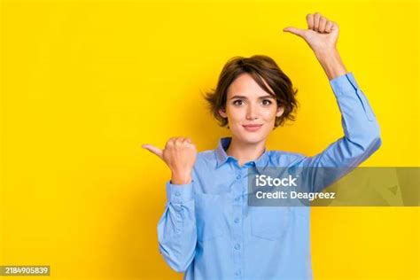 젊은 사랑스러운 소녀 사무실 관리자 밝은 미래 추천 손가락 가리키는 빈 공간 공석 고립된 통하고 있는 노란색 배경 등 등 풍경 사진 사진 25 29세에 대한 스톡 사진 및