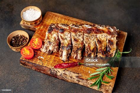 돌 배경에 도마에 향신료와 구운 돼지 갈비 구이에 대한 스톡 사진 및 기타 이미지 구이 굽기 돼지고기 Istock