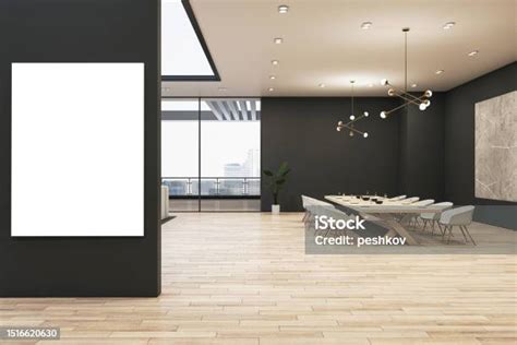 나무 테이블과 바닥 어두운 벽 배경이 있는 넓고 세련된 식당에서 검은색 칸막이에 로고나 텍스트를 넣을 수 있는 빈 흰색 포스터의 전면 보기 3d 렌더링 모형 0명에 대한