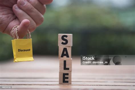 나무 블록 판매 및 손을 유지 소형 종이 종이 가방 쇼핑 단어 쇼핑 개념 가방에 대한 스톡 사진 및 기타 이미지 가방 갈색 개념 Istock