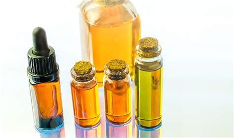 흰색 배경에 대마초 Cbd와 Thc 오일 유리 병 0명에 대한 스톡 사진 및 기타 이미지 0명 Thc 건강관리와 의술