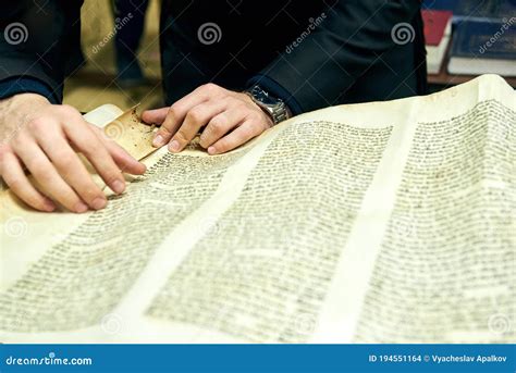 Les Mains De Rabbins Détiennent Un Rouleau De La Torah Lecture De La Torah Photo stock Image