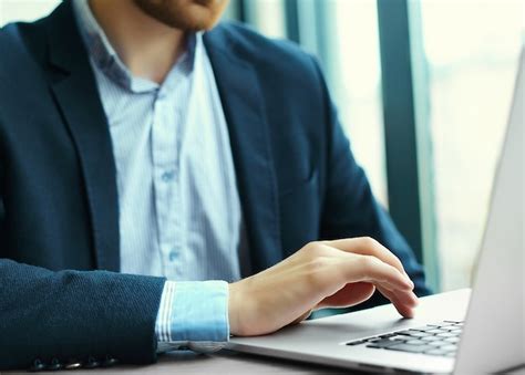 Jovem trabalhando laptop as mãos do homem no computador portátil