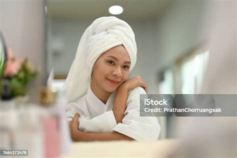 머리에 수건을 두르고 자신을 껴안고 거울을 보고 있는 아름다운 여자를 기쁘게 생각합니다 자기 관리와 자존감 개념 25 29세에 대한 스톡 사진 및 기타 이미지 Istock