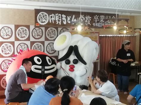うどんの妖精♪さぬどん【公式】 On Twitter 公然の場の いちゃつく うどんと おいも。 さぬどんのおせったい 集合写真