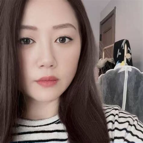 笑死，什麼人養什麼狗喔🙂 不過說正經的，聽說狗狗吃草是生病了欸