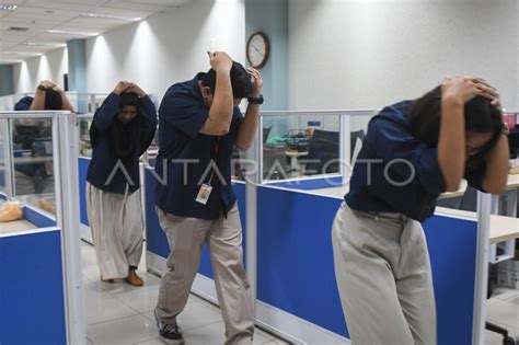 Simulasi Tanggap Darurat Gempa Bumi Di Kemenkeu ANTARA Foto