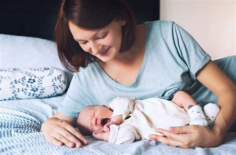 Neonato Di Allattamento Al Seno Della Madre A Casa Immagine Stock Immagine Di Bambino