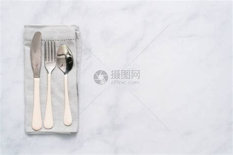 亚麻餐巾纸上的一套餐具高清图片下载 正版图片503951716 摄图网