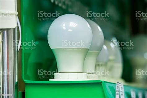 녹색 배경에 Led 에너지 절약 전구 전자 제품 상점에서 램프의 샘플 친환경 라이프스타일 0명에 대한 스톡 사진 및 기타 이미지