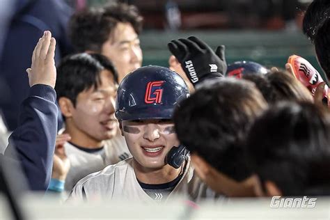 류현진 상대 5할 윤동희 부활 신호탄 쐈다…감독님이 원하시는 부분 잘 알아 [부산 현장]