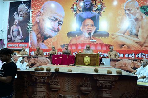 साधु का सारा जीवन परोपकार के लिए होता है वह स्वयं के कल्याण के साथ साथ