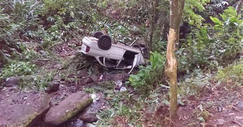 Carro Cai Em Ribanceira E Dois Homens São Levados Para Hospital Em Blumenau